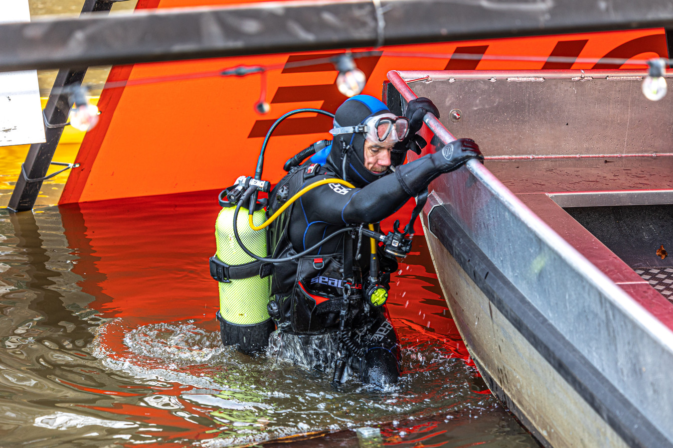 Gezonken boot van Mark komt donderdag weer boven, omvangrijke operatie ... Gezonken boot van Mark komt donderdag weer boven, omvangrijke operatie ...