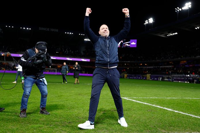 Brian Riemer dankt zijn ‘overlevers’: hoe Anderlecht het op karakter ...