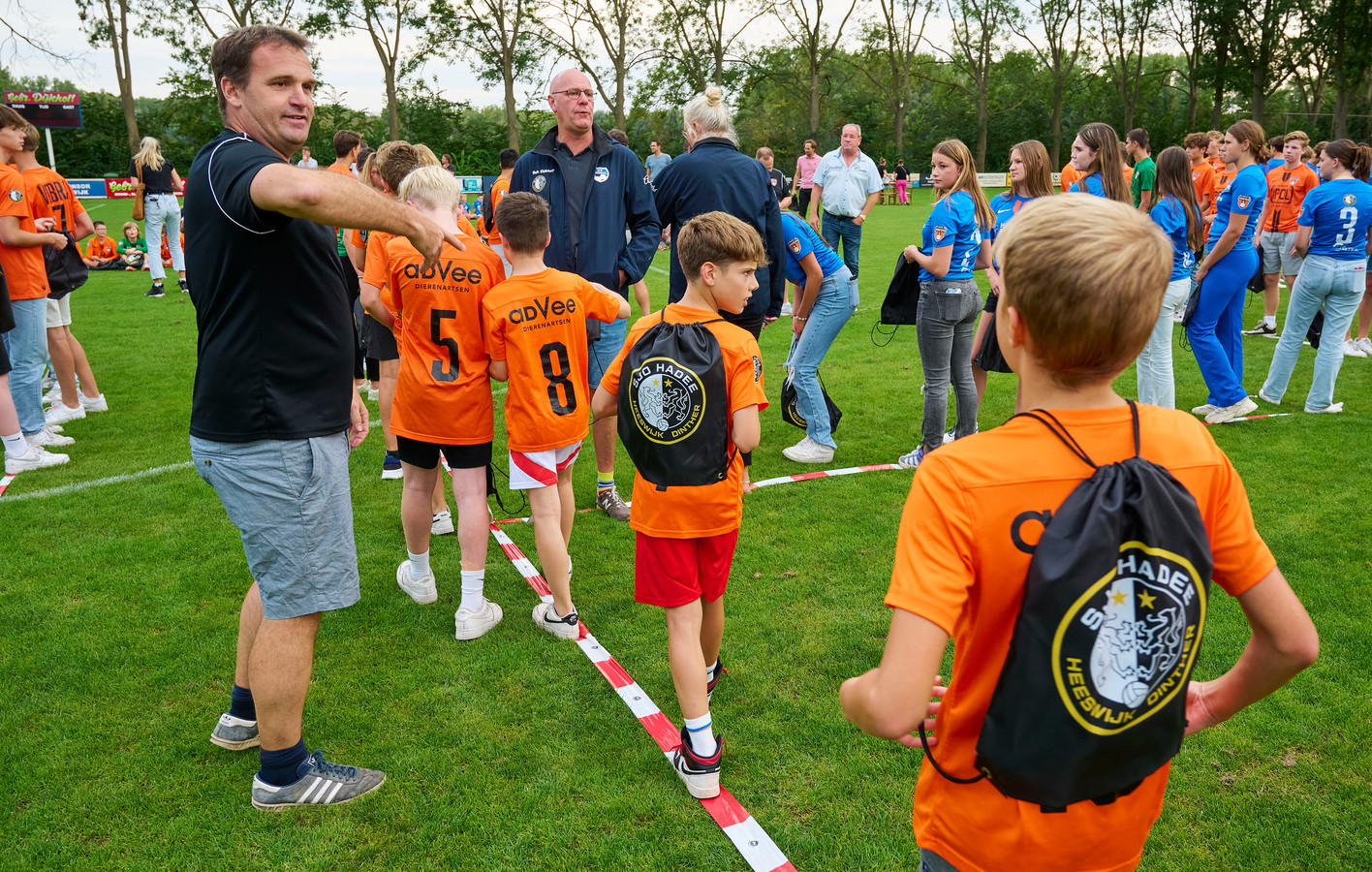 Jeugdvoetballers van Heeswijk en Dinther zijn één, maar spelen nog wel in de oude tenues | Foto ...