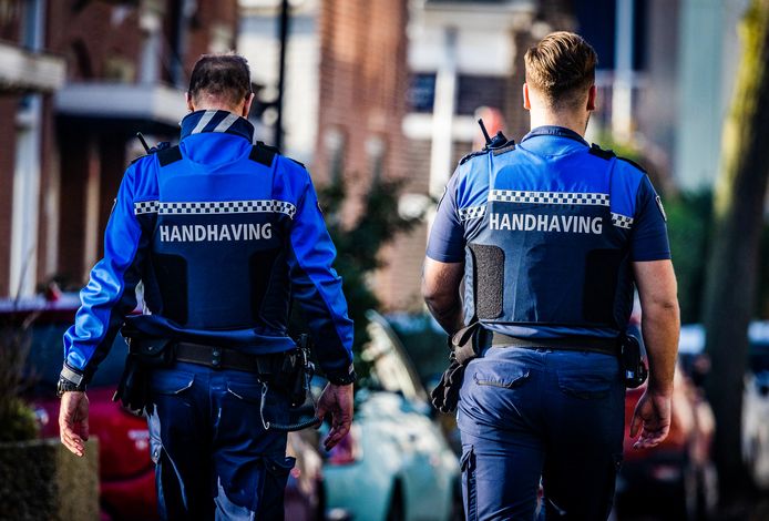 Bestuurder is het niet eens met bekeuring en probeert handhaver aan te ...