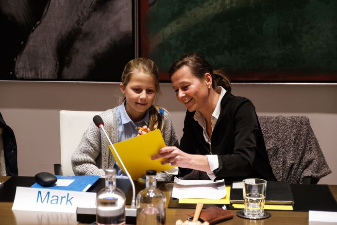 Gitte (11) is nieuwe kinderburgemeester | Aartselaar | hln.be