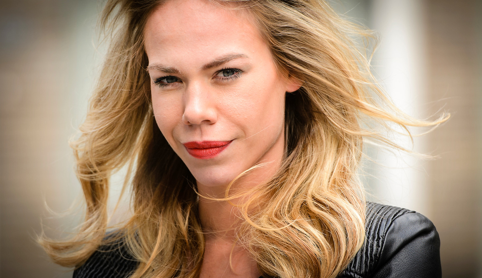 RTL-presentatrice Nicolette Kluijver zet brandweer Abcoude in het ...