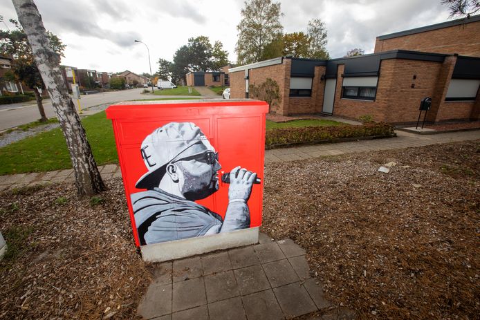 Overleden rapper Aziz vereeuwigd in kunstwerk: “Zo rapt hij nog eens ...