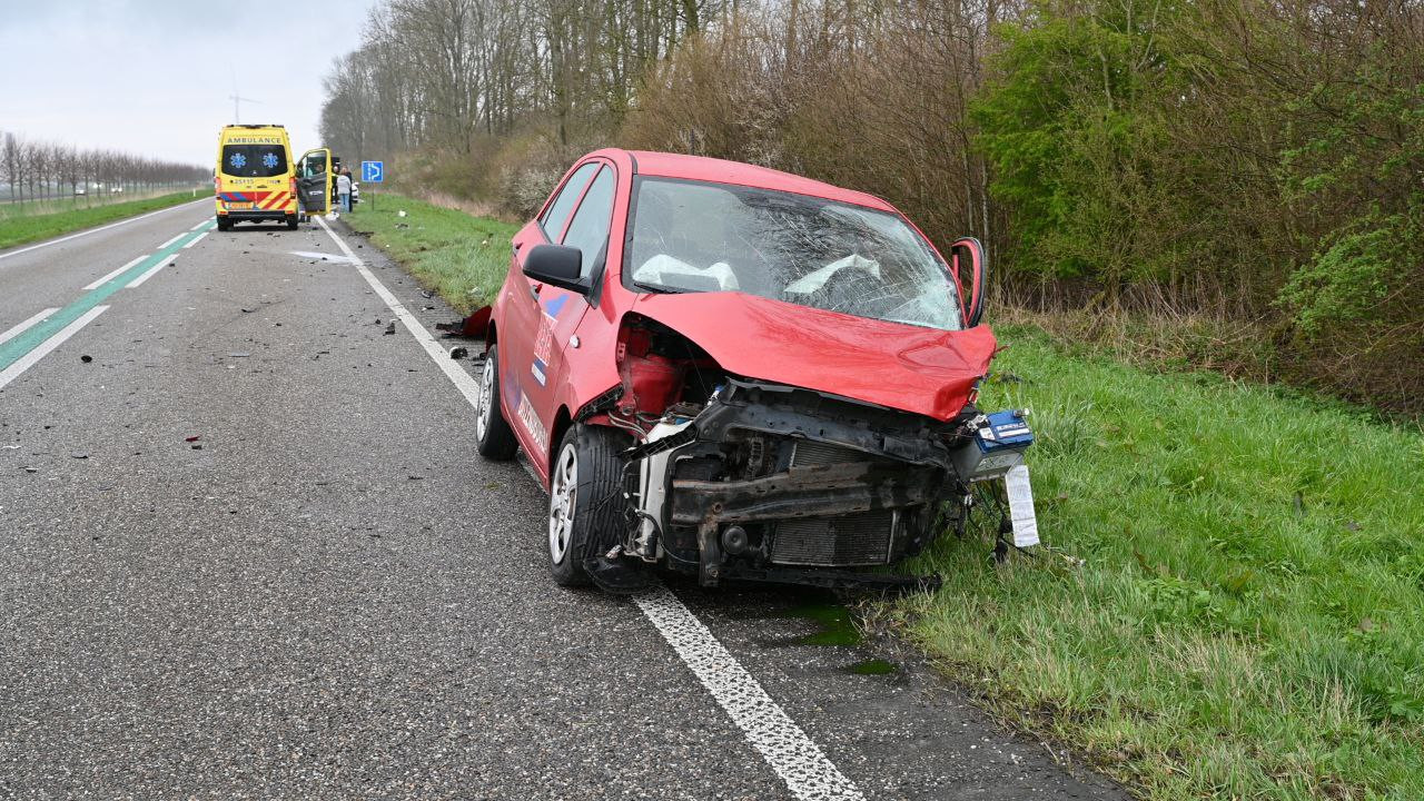 Meerdere gewonden bij frontale botsing in Biddinghuizen | Foto | AD.nl