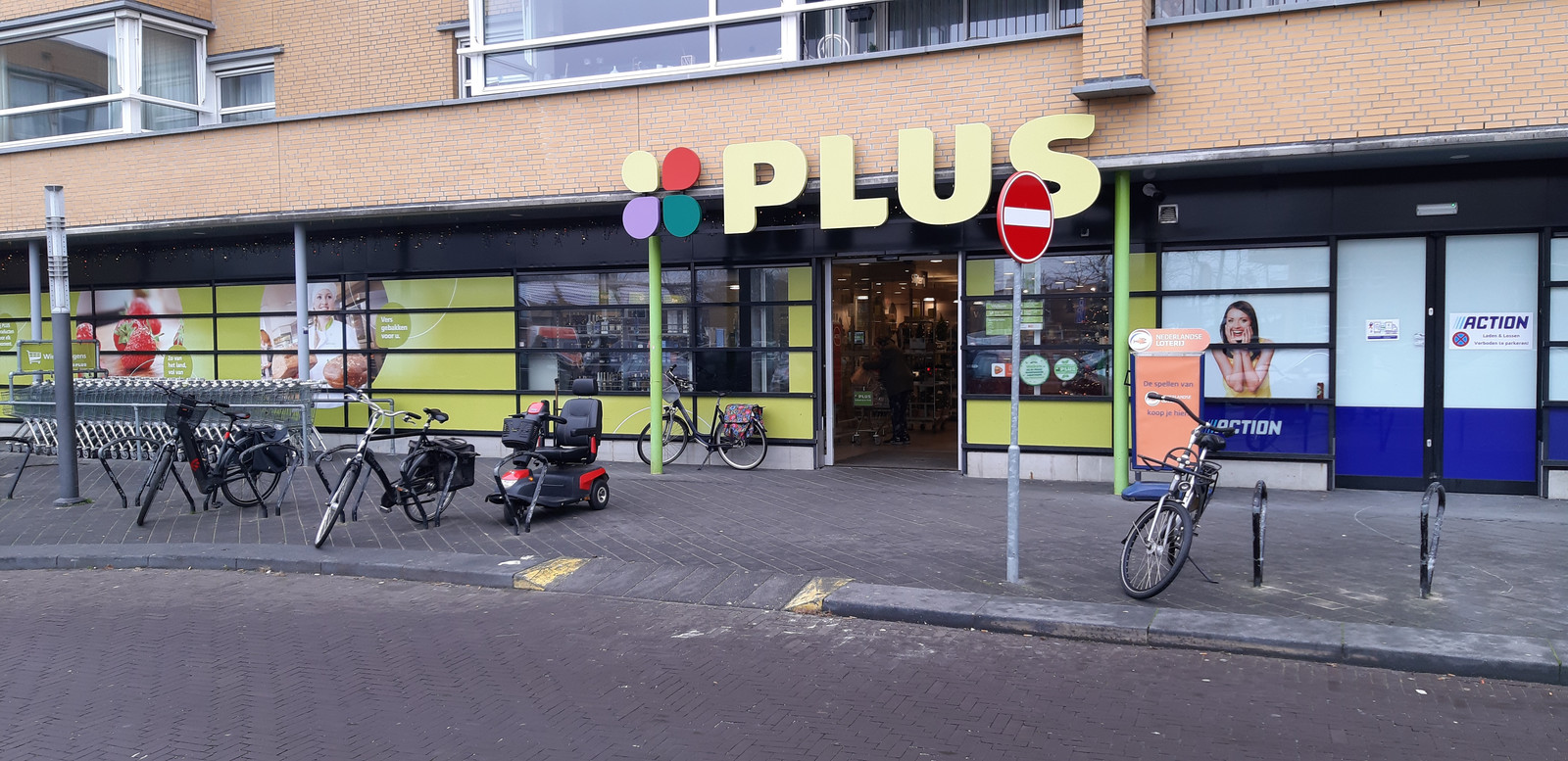 Steeds maar weer die deuren die open en dichtgaan: bij supermarkt Plus ...