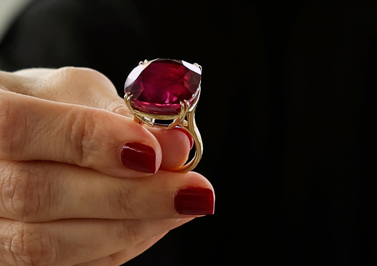 Roze diamant en dieprode robijn voor tientallen miljoenen geveild in ...