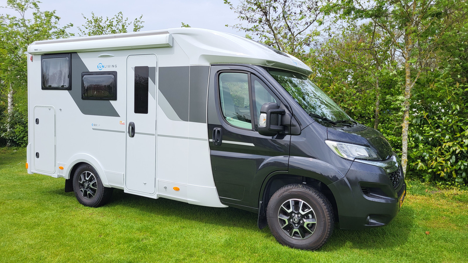 Klein van buiten, groot van binnen: zo slim is de moderne camper | Foto ...