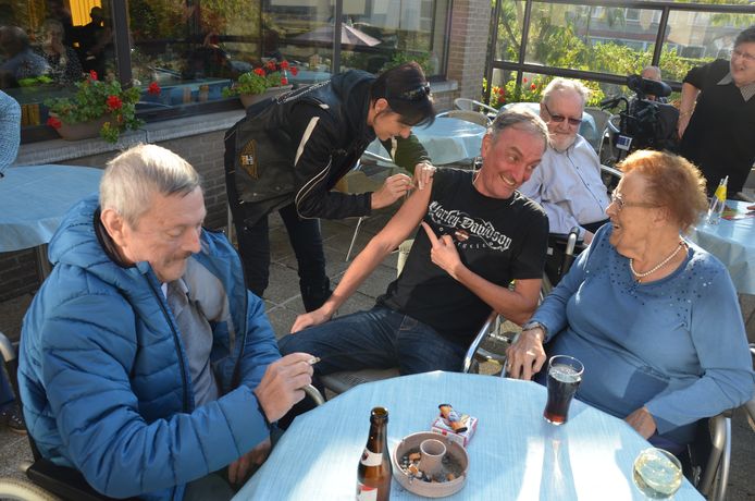Motards krijgen griepspuit in rusthuis Hof Ter Engelen | Lokeren | hln.be