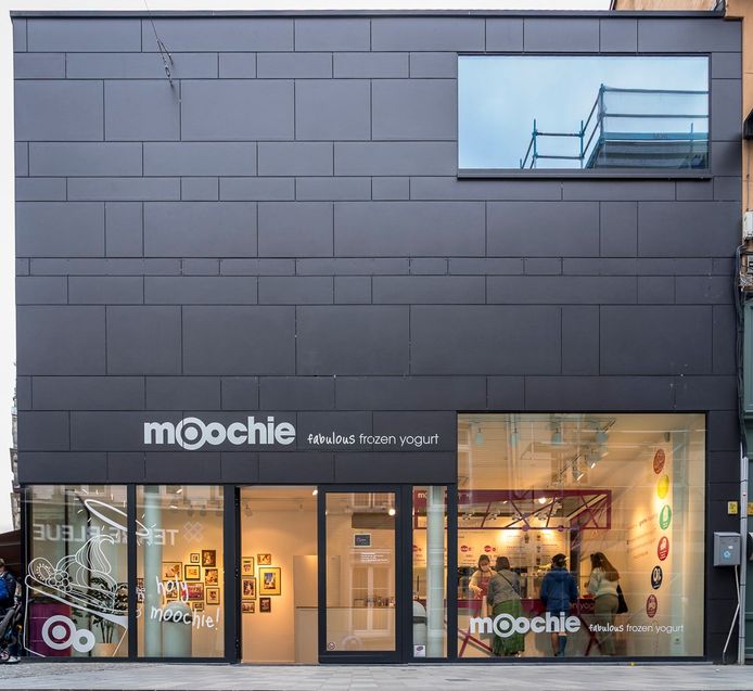 Moochie opent winkel in de Kattestraat: “Frozen yoghurt gecombineerd ...