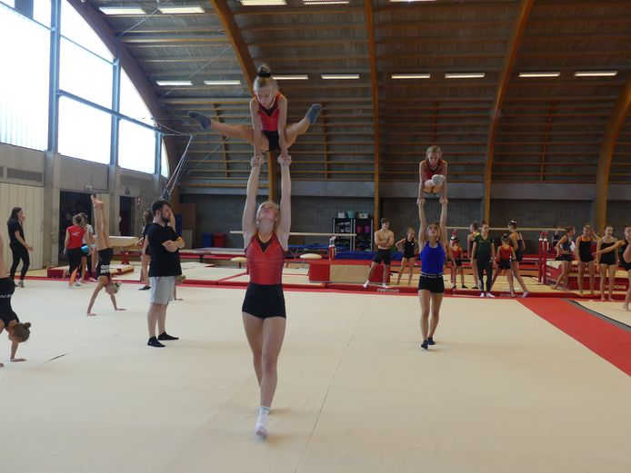 350 gymnasten turnen 12 uur voor meisje dat zwaargewond geraakte op ...
