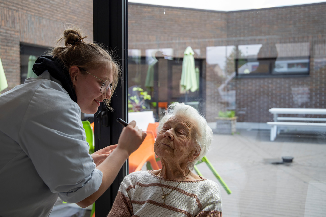 IN BEELD. Leerlingen Wellness & Lifestyle verwennen cliënten LDC ‘t Ryckbosch | Foto | hln.be
