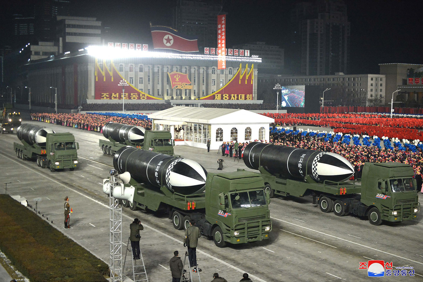 Kim Jong-un bij militaire parade: ‘Noord-Korea moet kernprogramma ...
