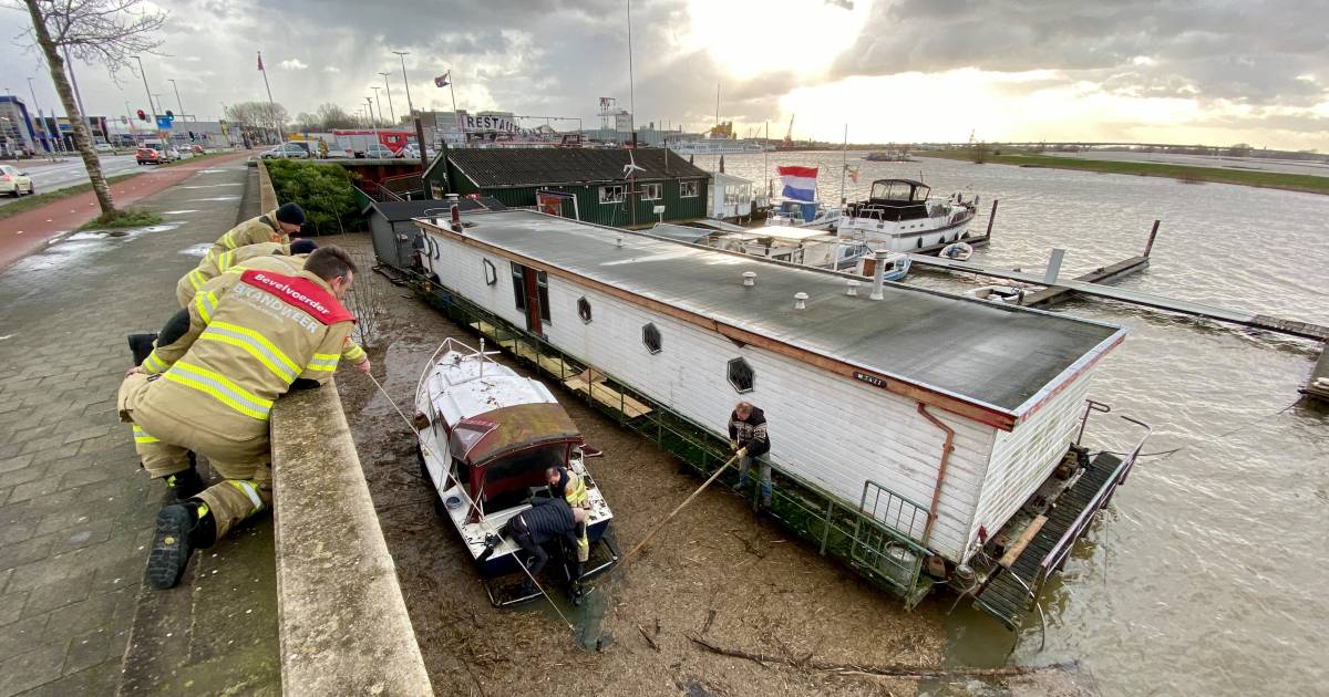 Bootje in de problemen in Arnhemse jachthaven na storm; Gevolgen Ciara ...