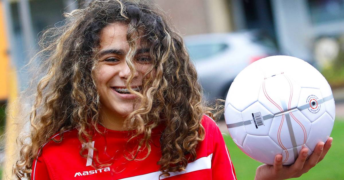 Roosendaalse Senna dolt de jongens op het voetbalveld | Roosendaal ...