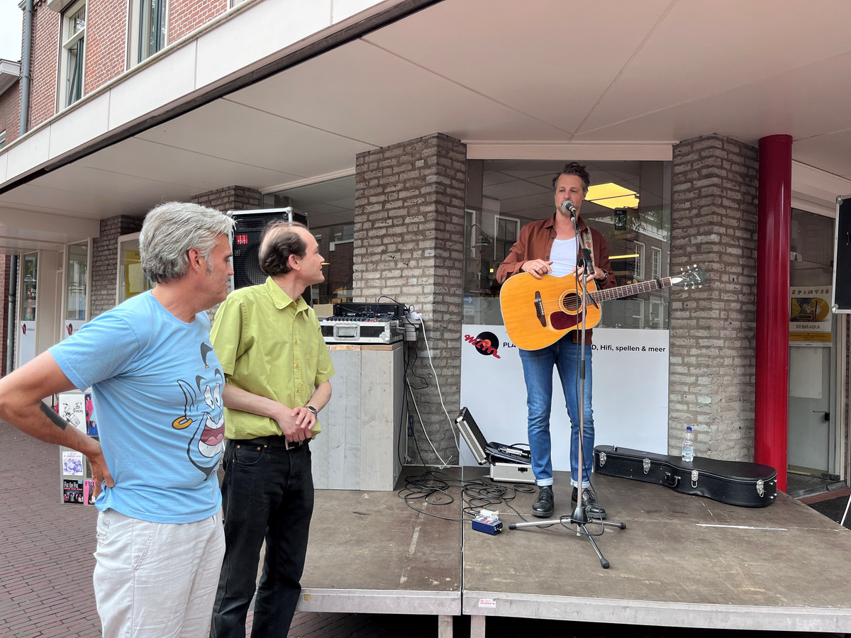 Mercy John zingt bij afscheid eigenaar Veghelse platenzaak: ‘Willem ...