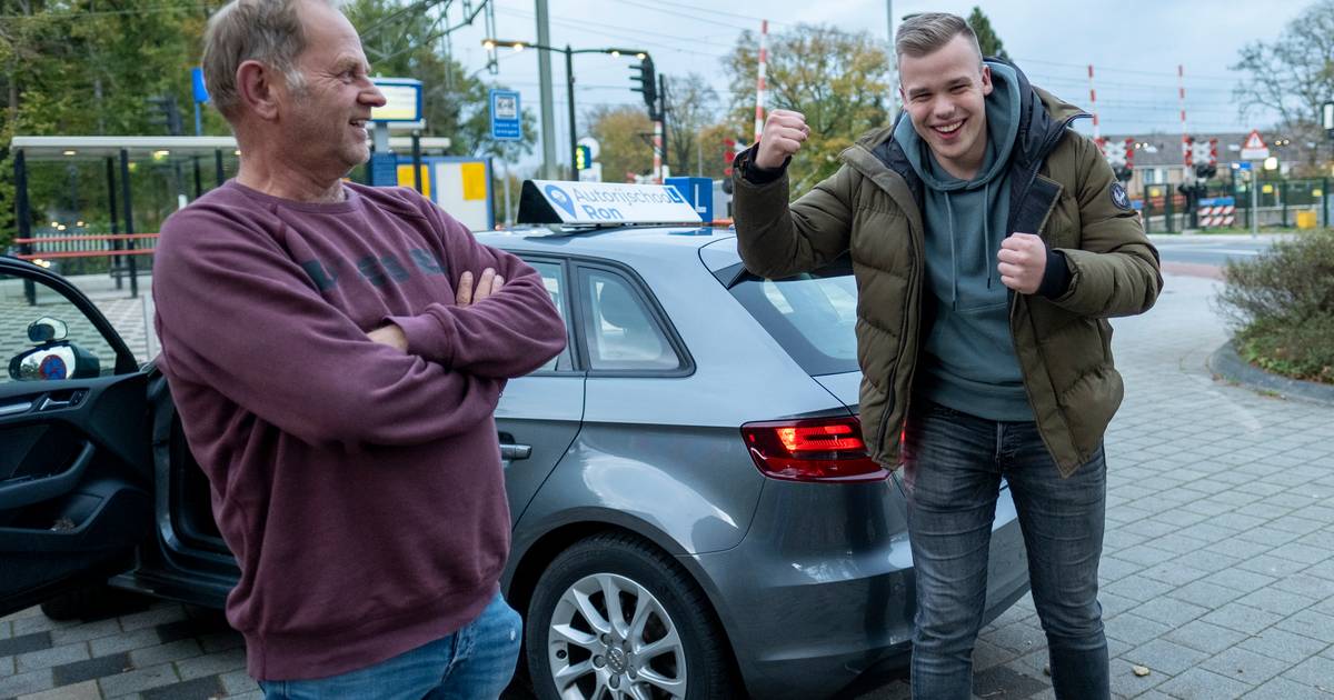 Jonathan (17) vergeet dat hij moet afrijden, instructeur redt hem: ‘Dit ...