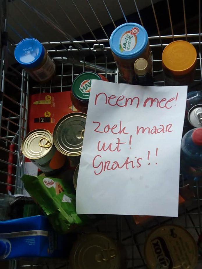 Anonieme gulle gever laat winkelwagen vol boodschappen achter ...
