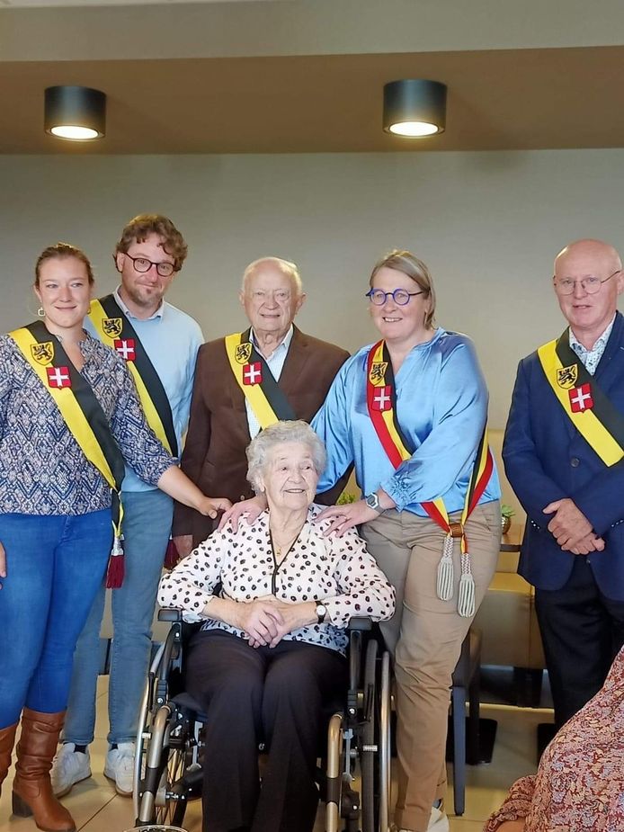 Laura blaast 100 kaarsjes uit | Avelgem | hln.be