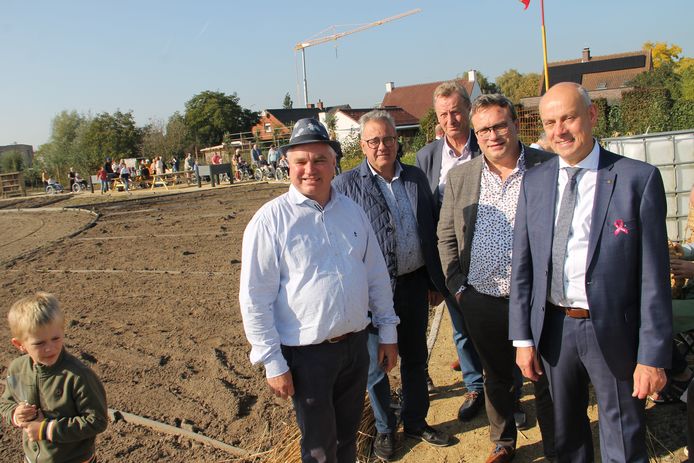 Senioren en vrijwilligers werken samen in nieuwe ‘warme’ volkstuintjes ...