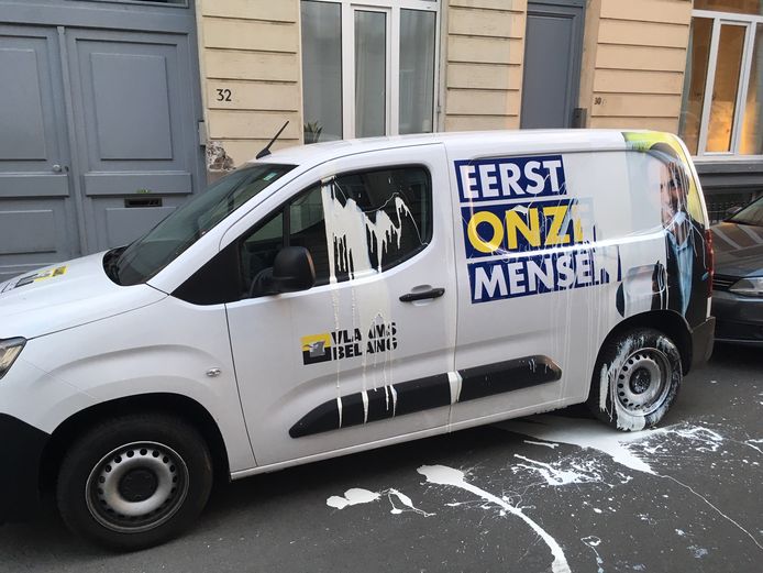 VIDEO. Dries Van Langenhove en Tom Van Grieken speechen in bomvolle ...