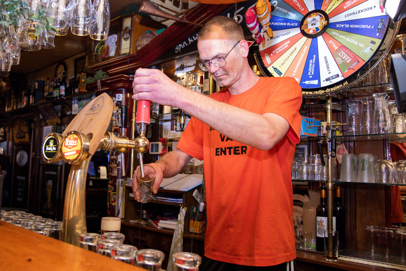 Jeroen Welink is de Beste Papa van Enter, hij blinkt uit in bier tappen ...