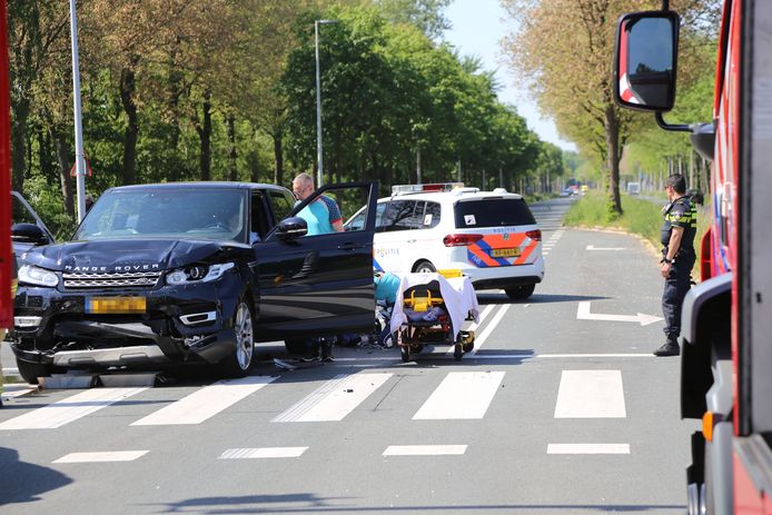 Twee auto’s knallen op elkaar, beide bestuurders naar ziekenhuis gebracht | Den Haag | AD.nl