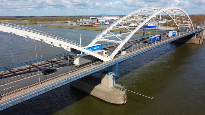 Merwedebrug bij Gorinchem een nacht dicht zodat Rijkswaterstaat kan ...