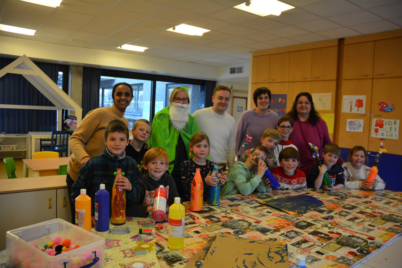 Kinderen knutselen versiering voor 30 jaar De Wiemkes | Foto | hln.be