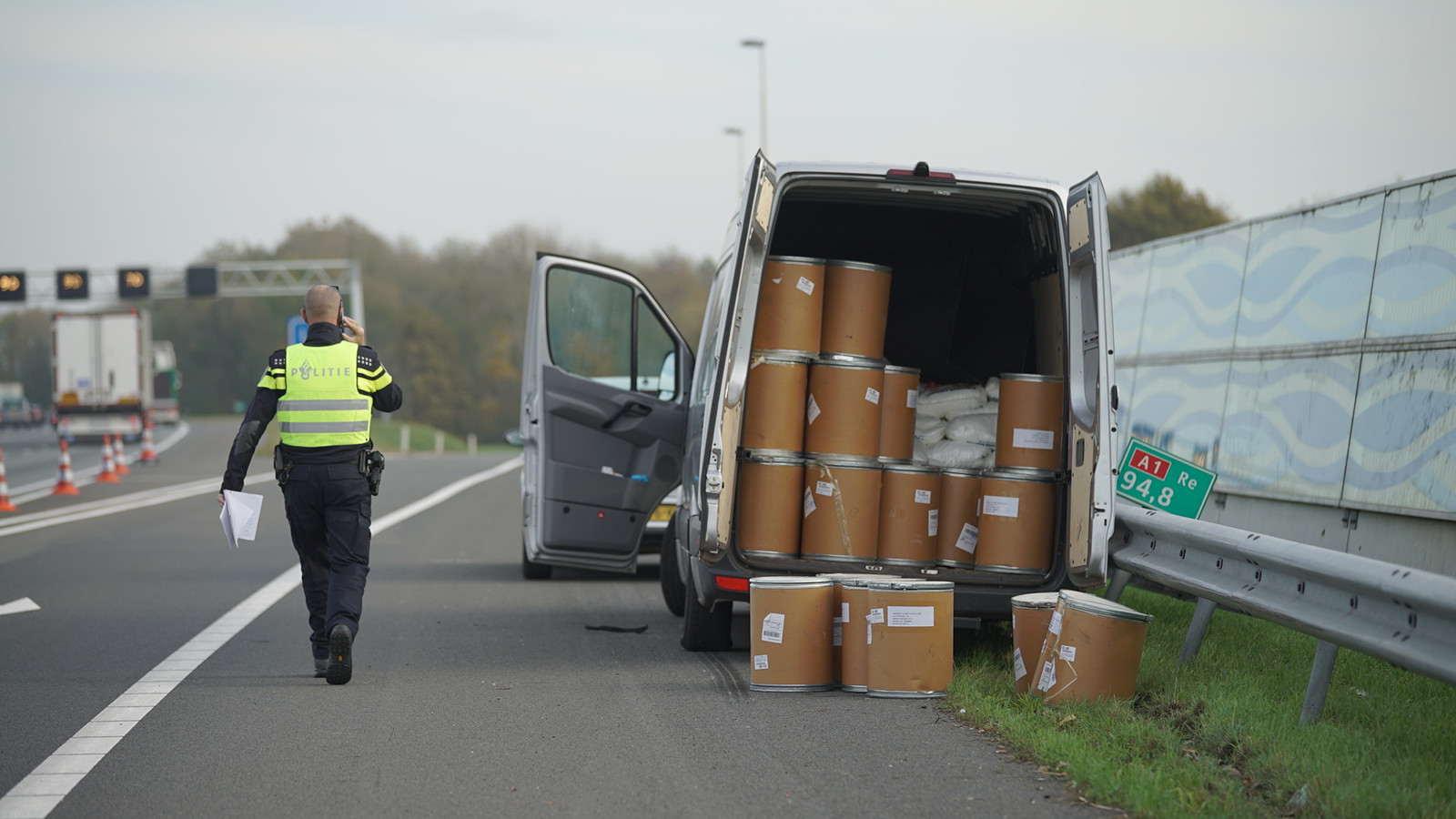 Politie rijdt busje met drugsafval klem op de A1: afrit Twello enige ... Politie rijdt busje met drugsafval klem op de A1: afrit Twello enige ...