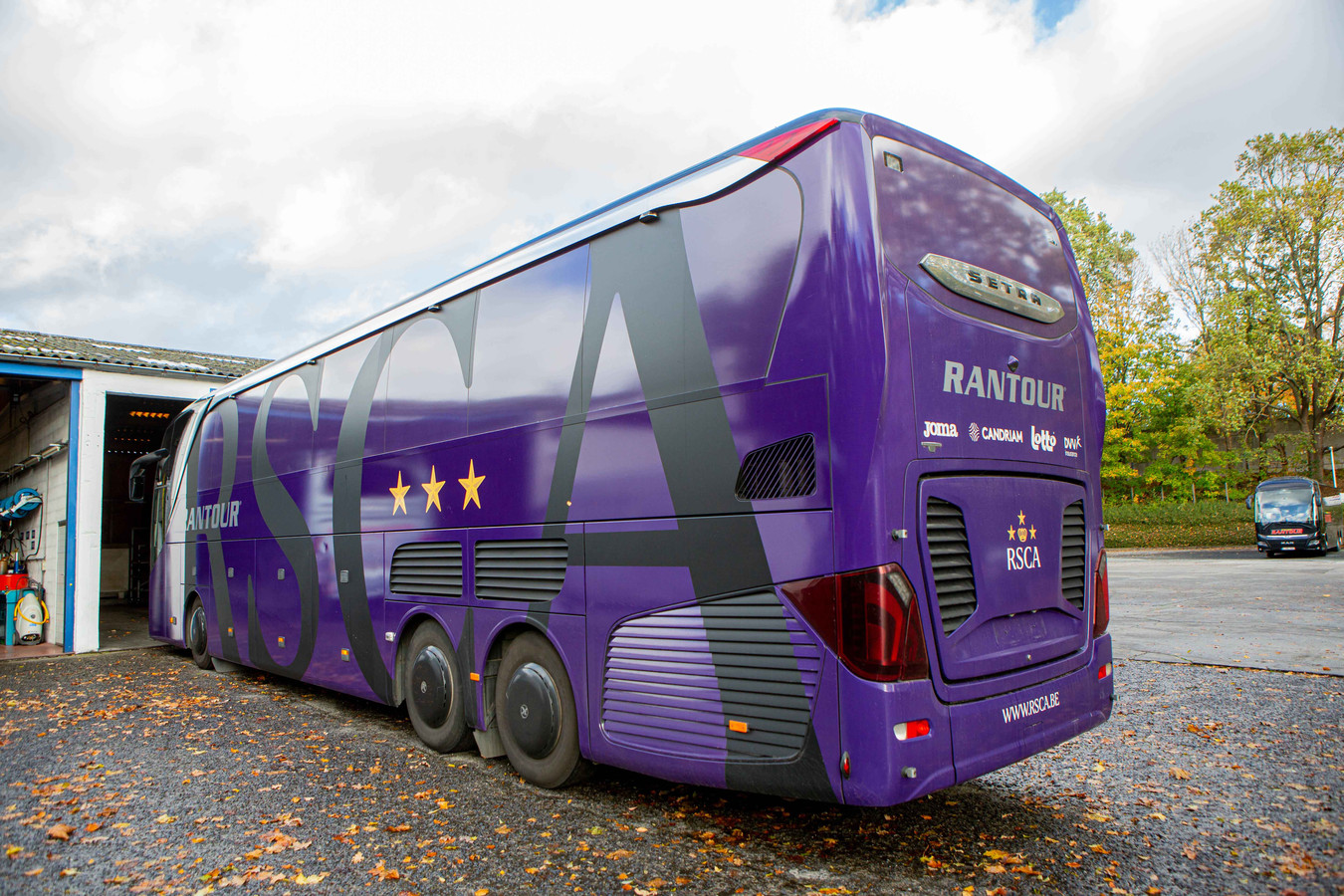 Rantour boos nadat Anderlecht-bus zwaar beschadigd raakt door ...