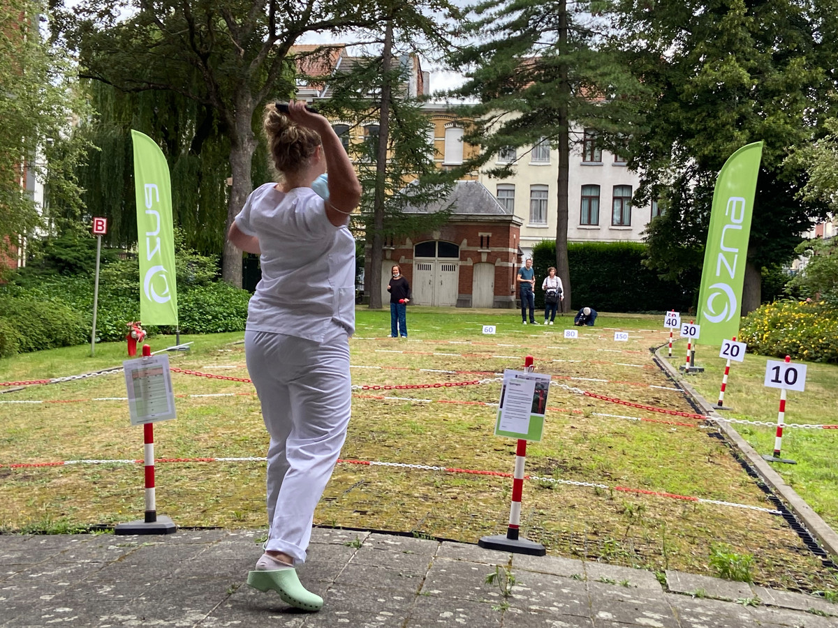 Kampioenschap draagbare telefoon-werpen op campussen van ZNA | Foto ...