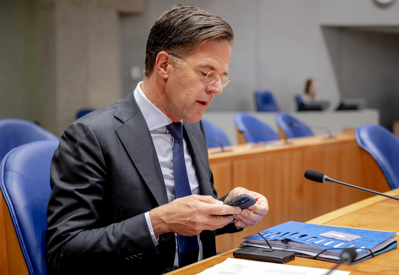 Rutte ‘liegt niet’, maar hij moet toch nog eens zijn sms-archief in ...