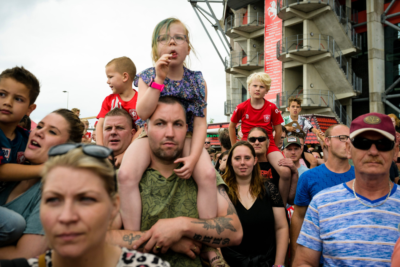 Duizenden FC Twente-fans klaar voor nieuw seizoen, spelers zingen ...