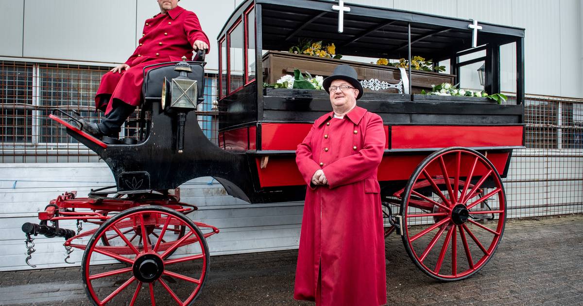 IJzerhandelaren zijn nu ook koetsier voor rouw en trouw: ‘Het rijden ...
