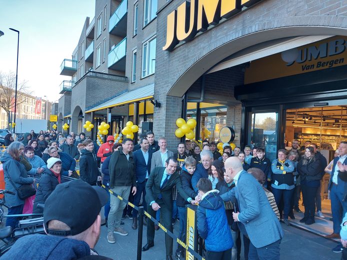 Ussen heeft na drie weken sluiting zijn Jumbo terug: ‘Zevende ...