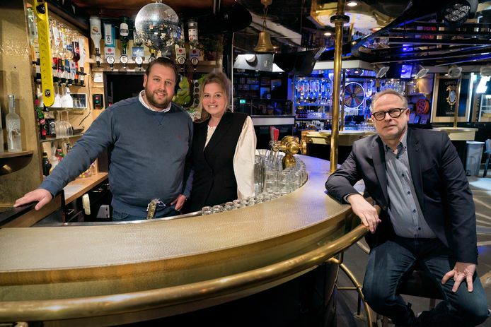 Peter Holterman blaast café de Carrousel na gedwongen sluiting nieuw ...