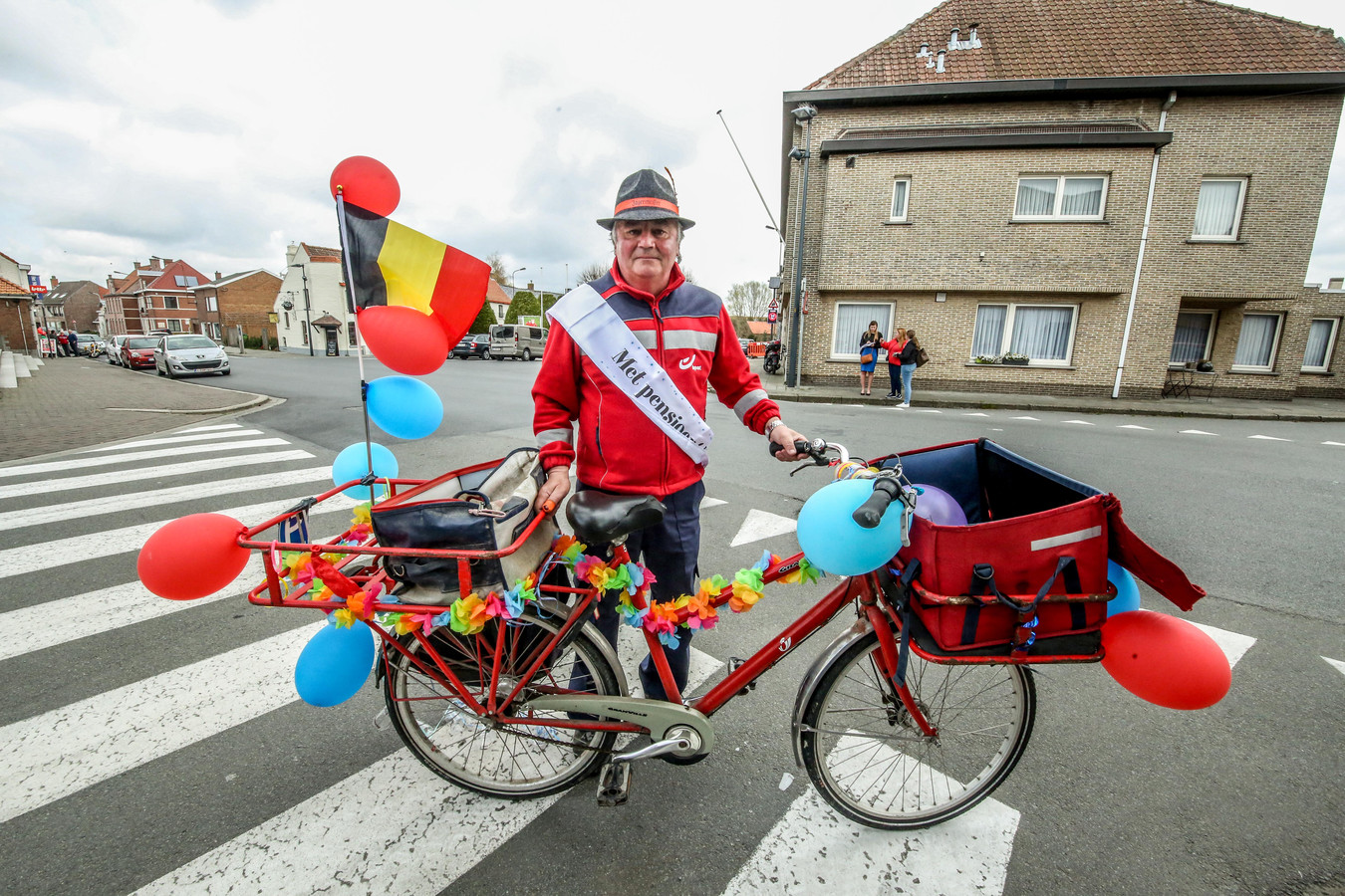 Geliefde postbode doet laatste ronde: “Zo’n goeie ‘facteur’ gaan we ...
