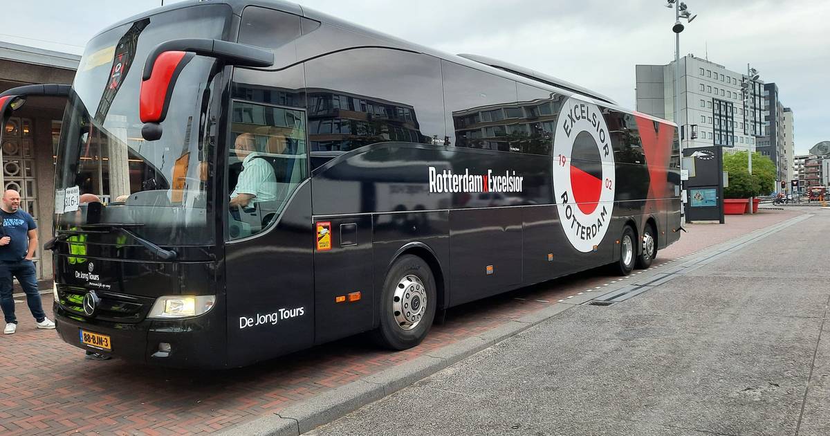 Wat doet de spelersbus van eredivisionist Excelsior in alle vroegte op ...
