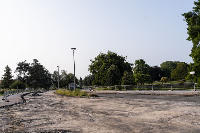 IN BEELD. Ingrijpende werken gestart aan rotonde Watersportbaan: fietsers krijgen afgescheiden ...