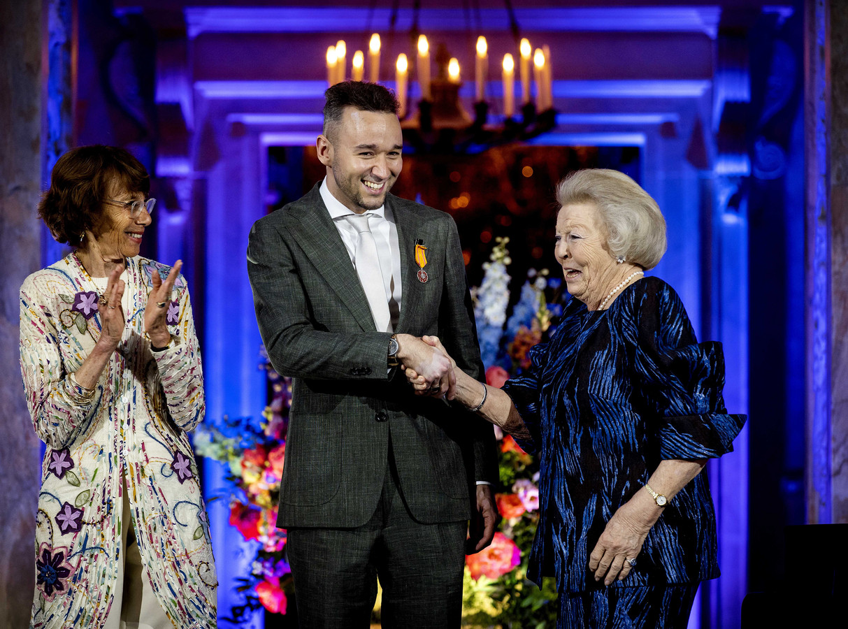 Prinses Beatrix reikt Zilveren Anjer uit aan Vlissingse erfgoedredder ...