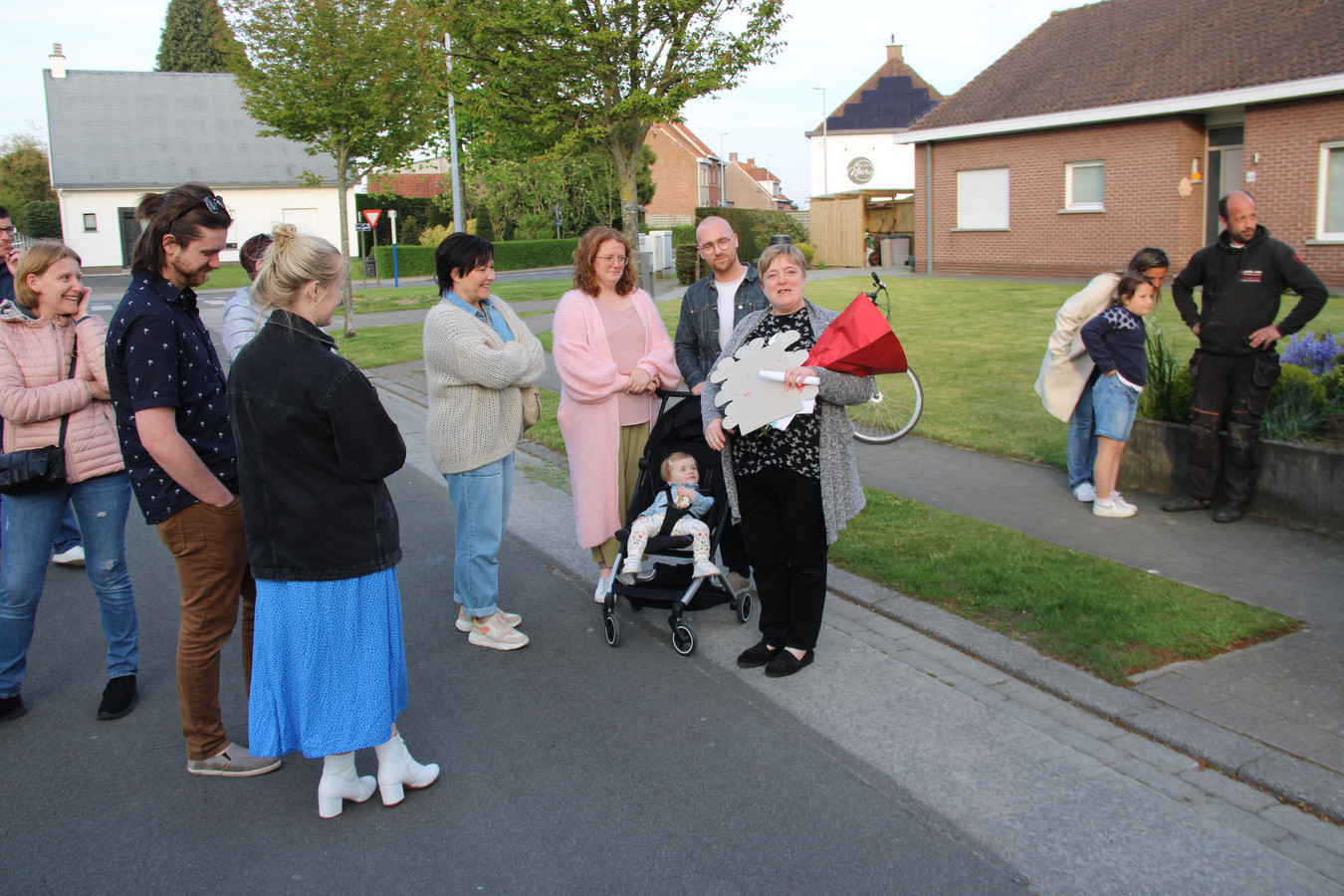 KIJK. Ouders en collega’s verrassen ‘Tante Kim’ van geschorste crèche na dood baby: “Dankzij hen ...