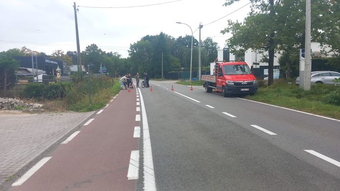 Bromfietser (17) komt na botsing onder vrachtwagen terecht: “Hij is nog ...