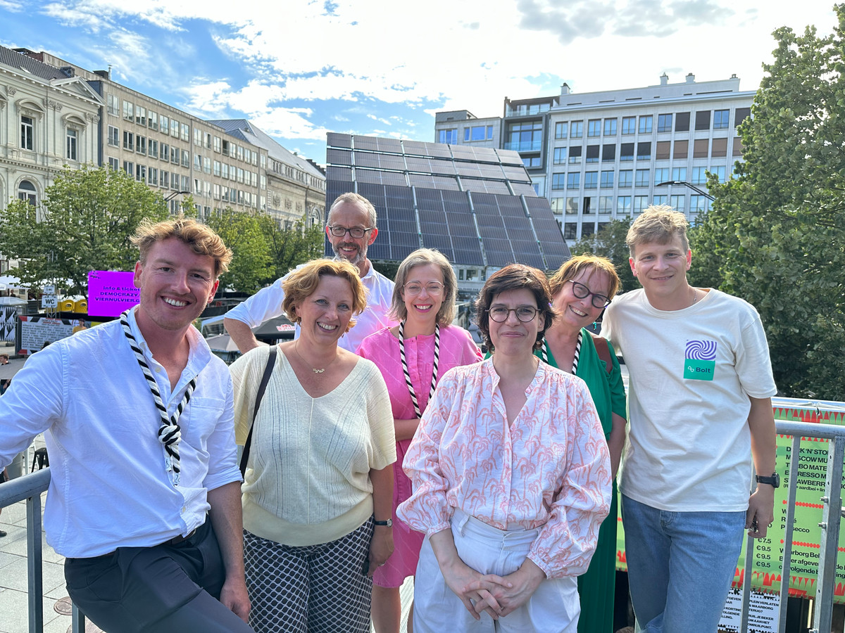 Grootste mobiele zonnepaneleninstallatie ter wereld opengeklapt op ...