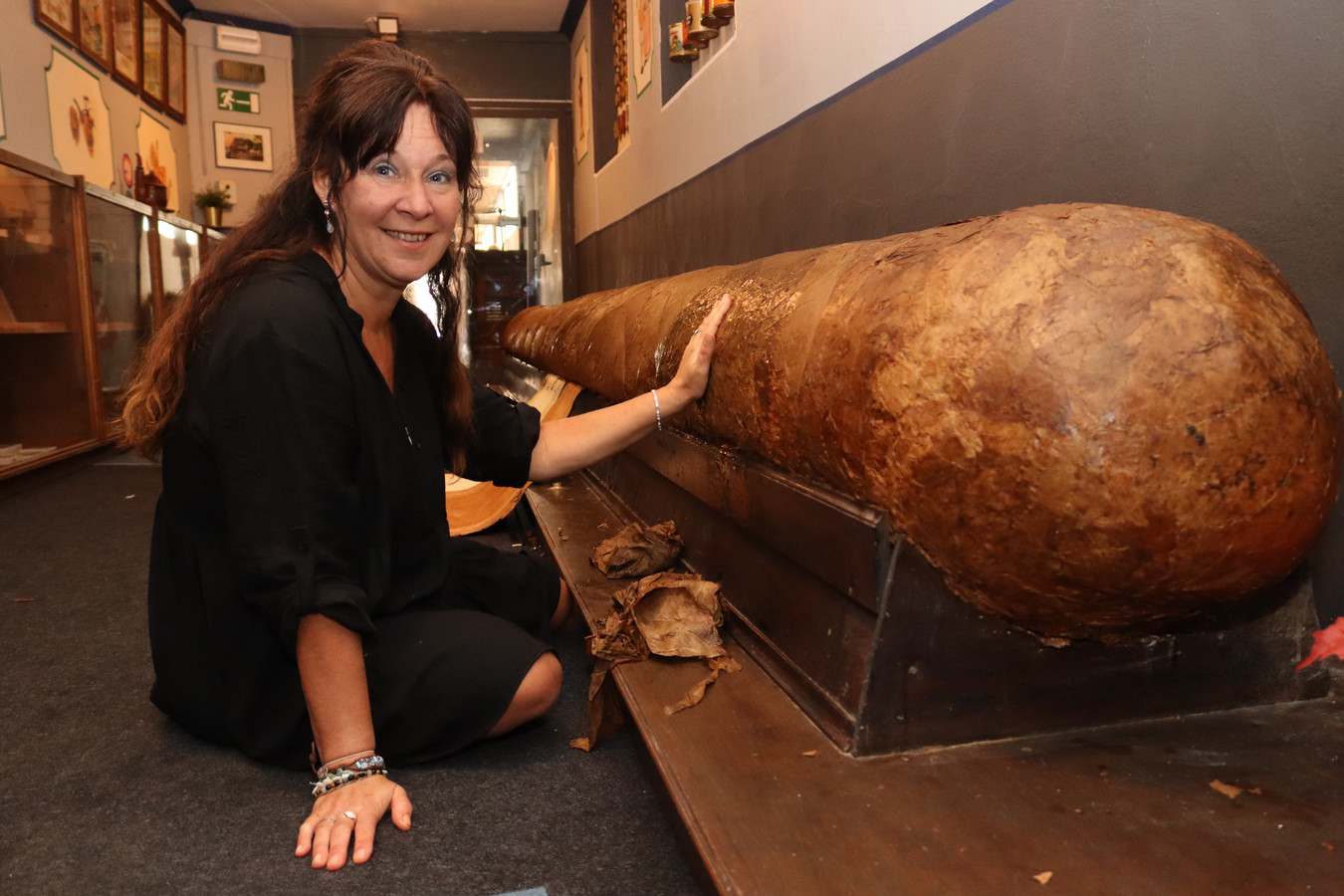 200.000 euro waard maar grootste sigaar ter wereld begint te barsten: “Wat dit pronkstuk nodig ...