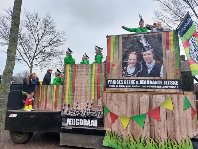 Vrolijke loopgroepen tijdens optocht Heikrikkels trekken veel bekijks ...