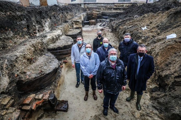 Weer archeologische vondst onder de grond in Brugge: dit keer verfkuipen gevonden die dateren ...