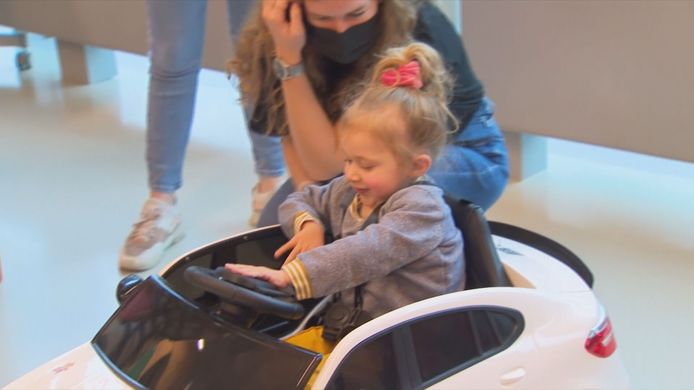 ‘Kleuter Pia' pronkt met elektrisch mini-wagentje van Mercedes: “Joepie ...
