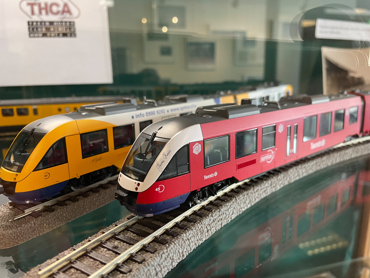 Het oude station Vriezenveen in miniatuur, met alle treinen die er ...