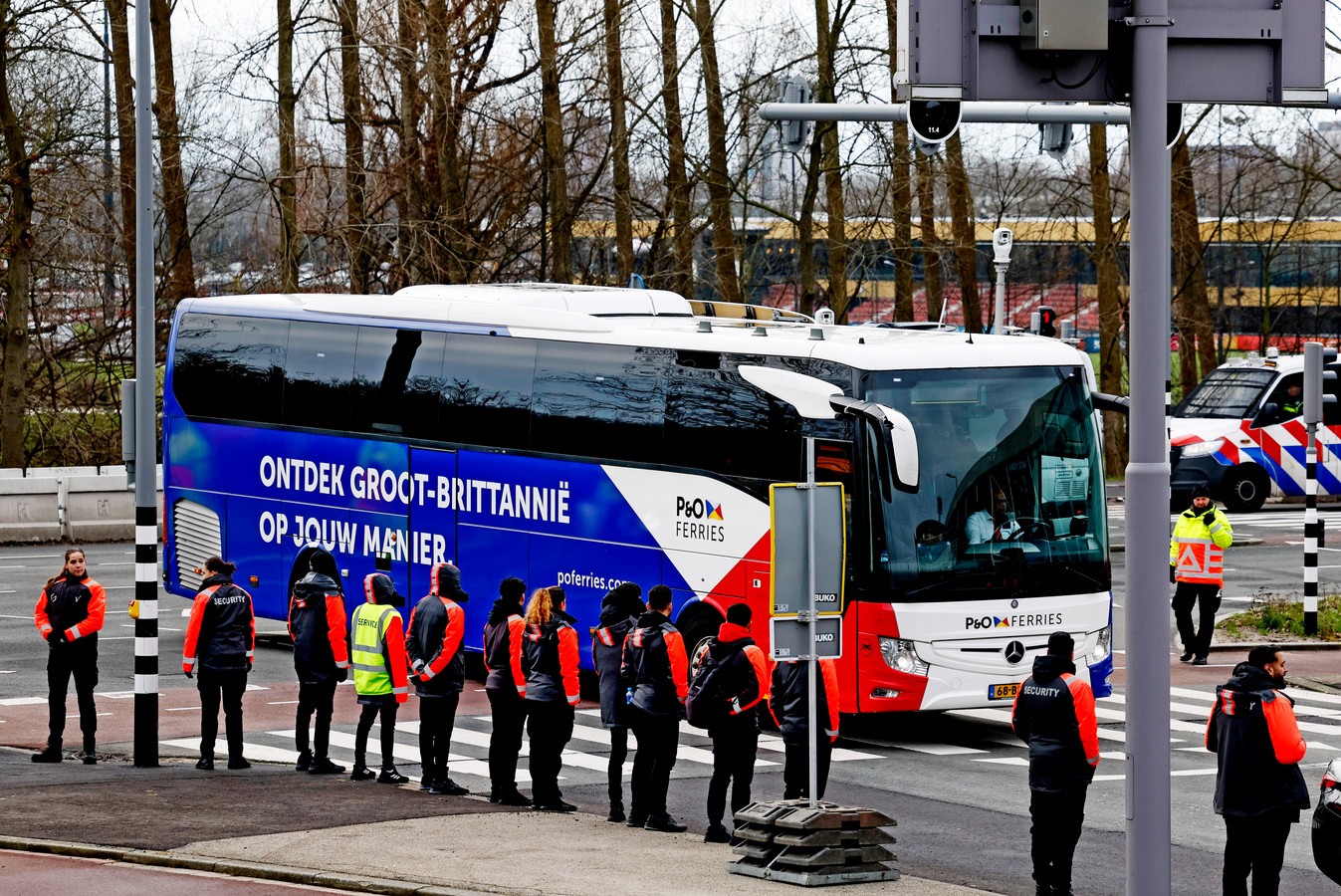 Nek-aan-nekrace tussen aartsrivalen Feyenoord en Ajax zorgt voor ...