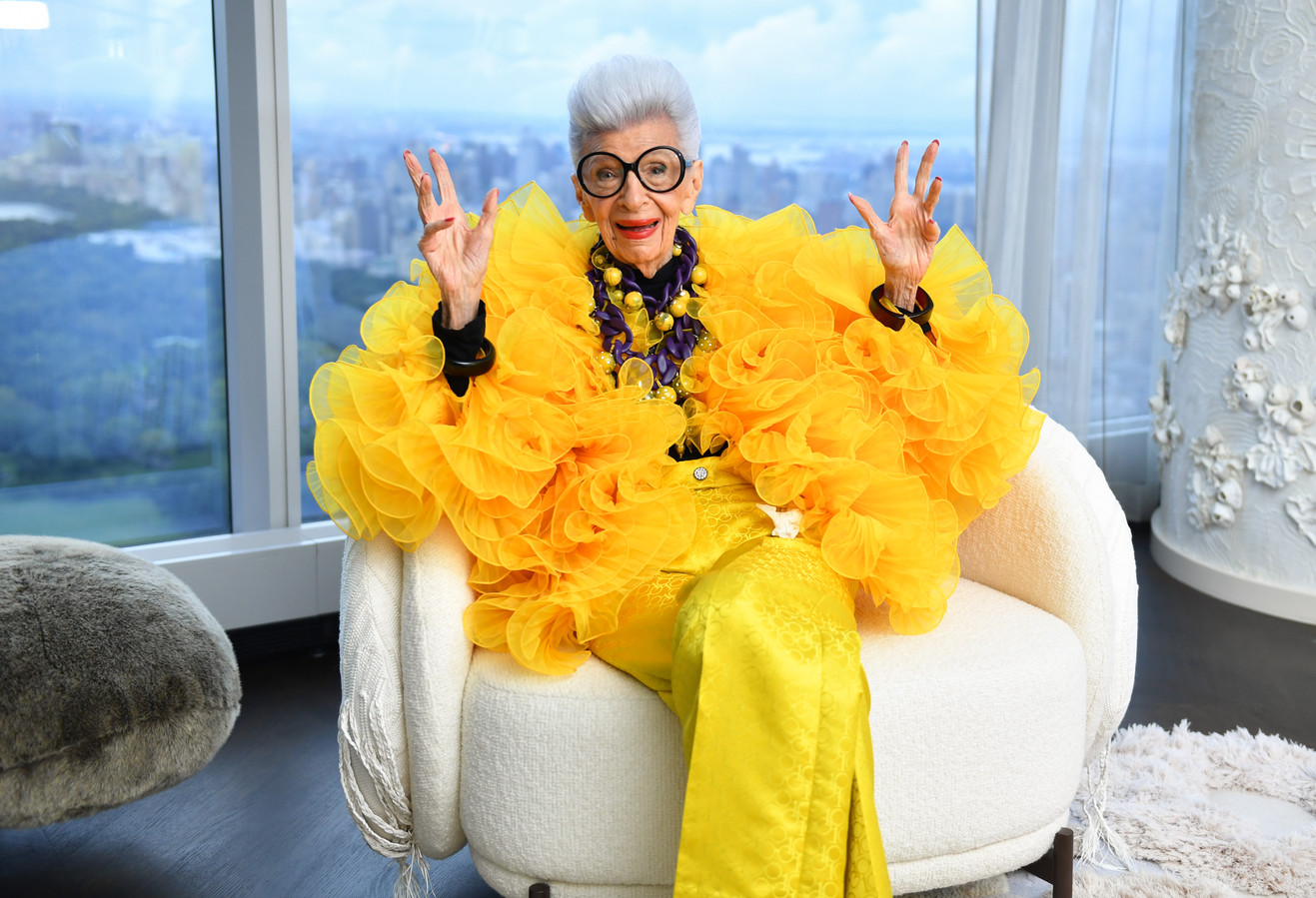 Iris Apfel (100), ’s werelds meest opvallende stijlicoon, lanceert ...